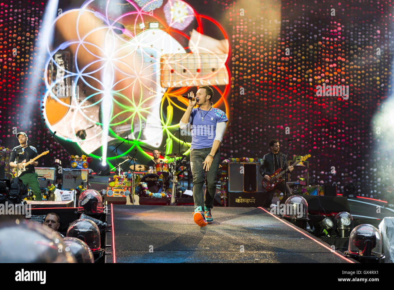 Coldplay performs live with a fantastic light display at Wembley ...