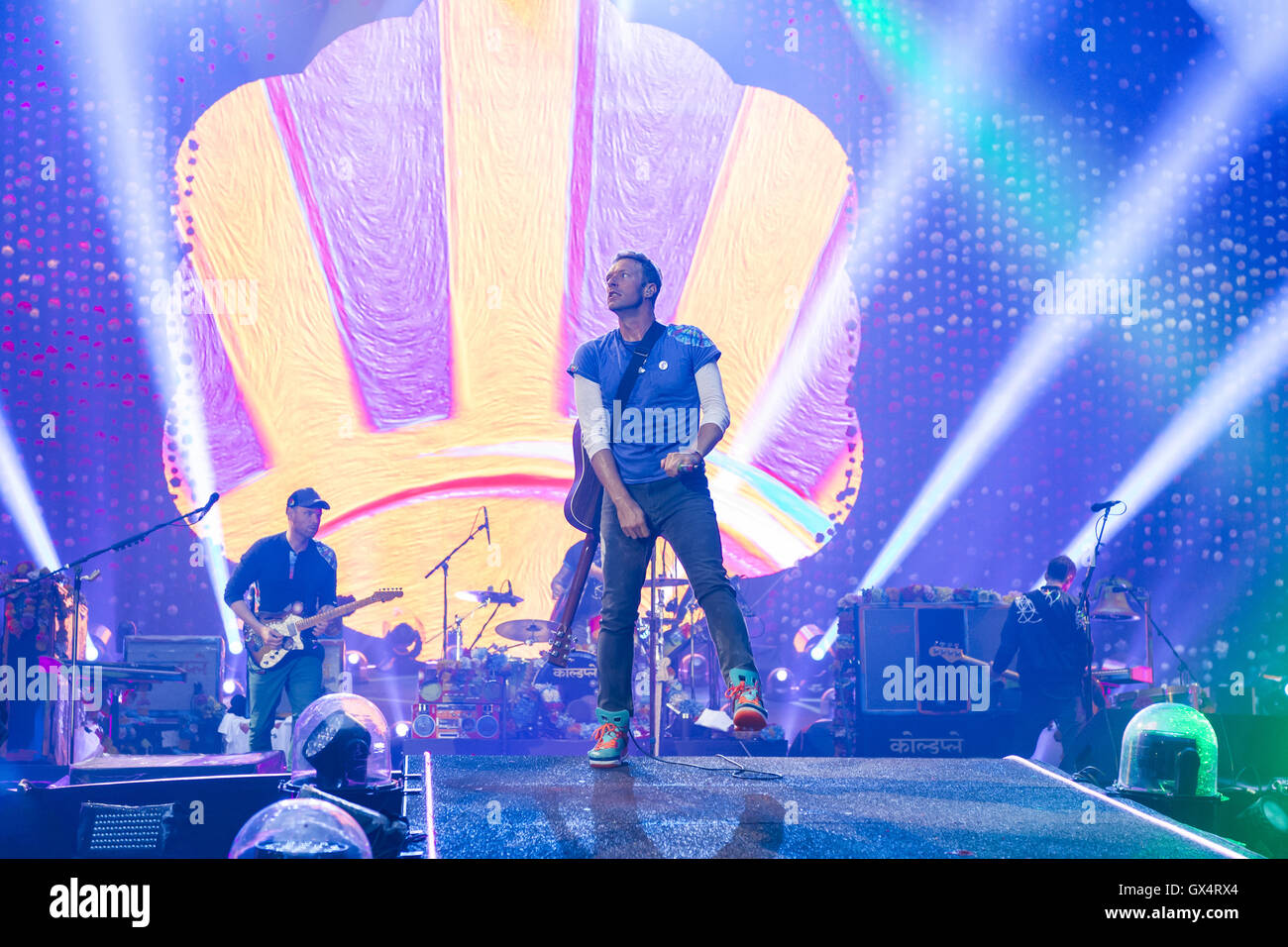Coldplay performs live with a fantastic light display at Wembley ...