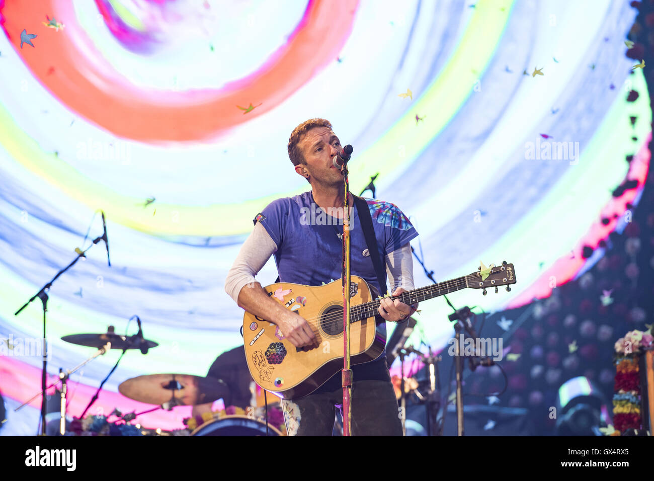 Coldplay performs live with a fantastic light display at Wembley ...