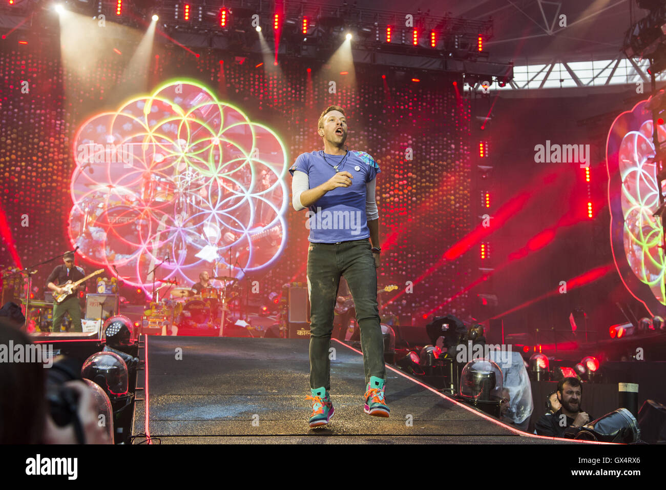 Chris martin coldplay red carpet hi-res stock photography and images ...