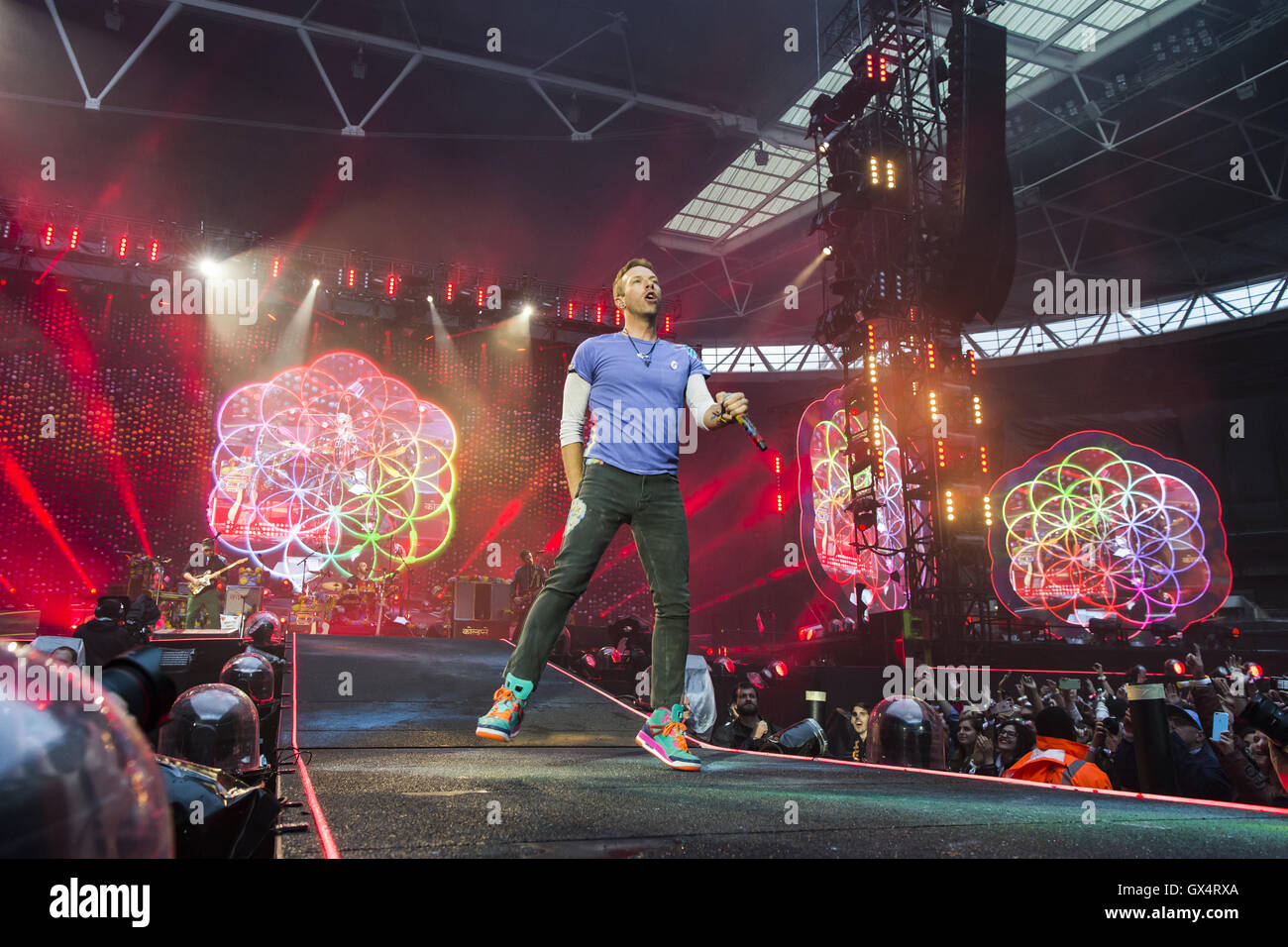 Coldplay performs live with a fantastic light display at Wembley ...