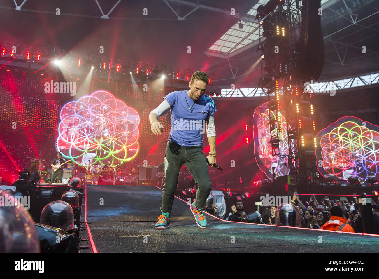 Coldplay performs live with a fantastic light display at Wembley ...