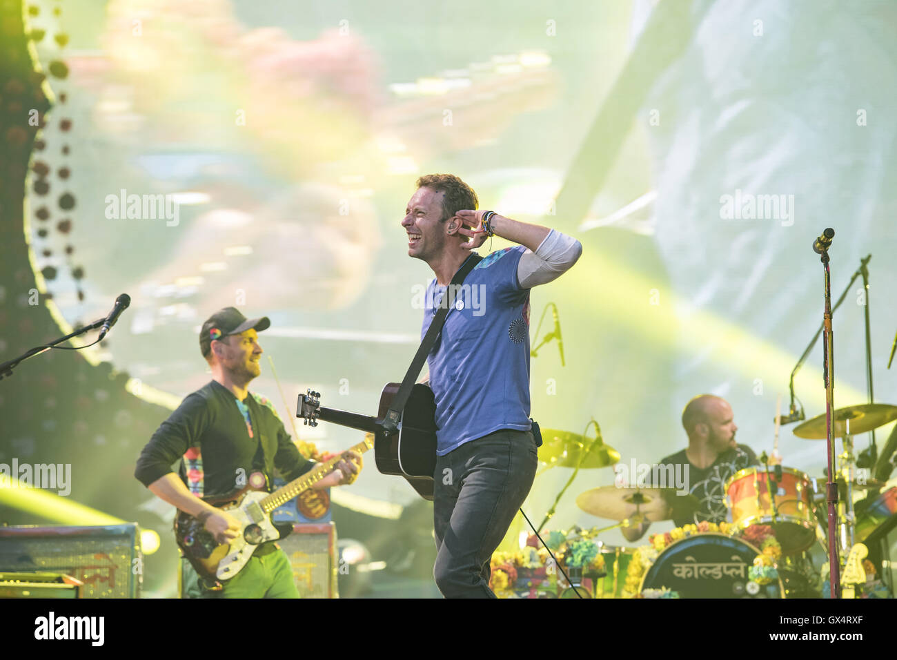 Coldplay performs live with a fantastic light display at Wembley ...
