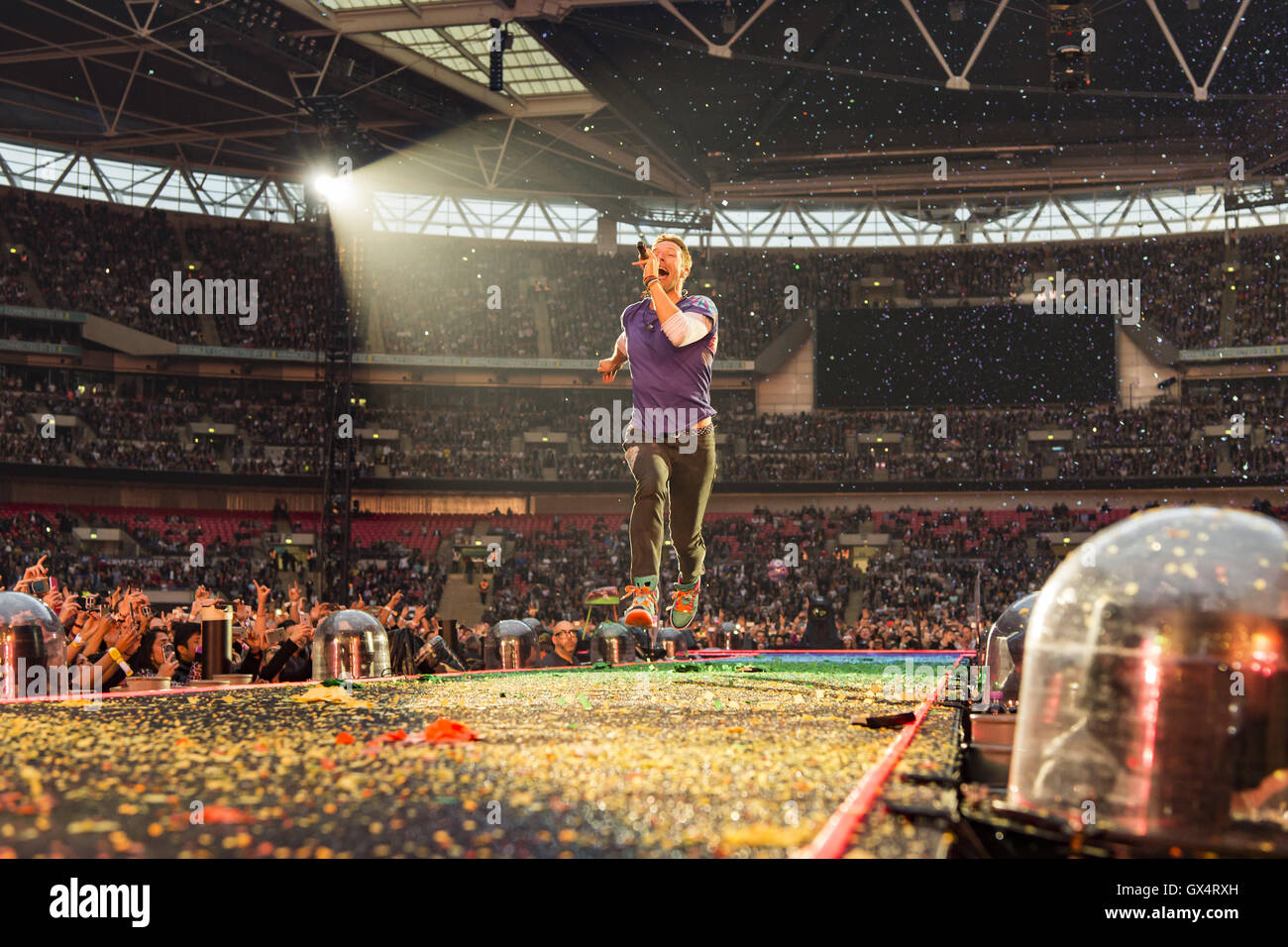 Coldplay performs live with a fantastic light display at Wembley ...