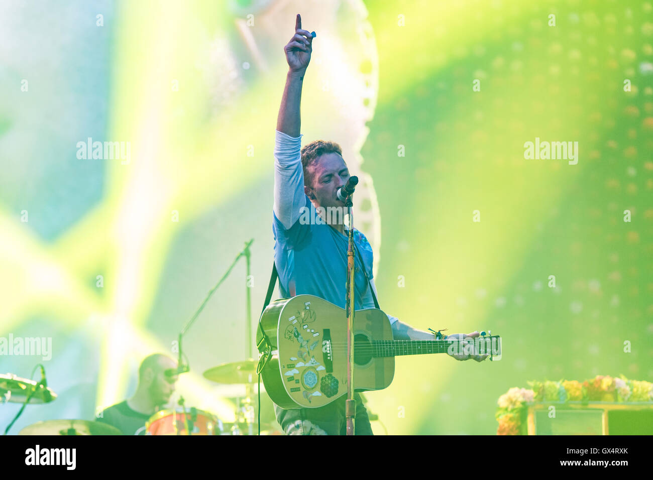 Coldplay performs live with a fantastic light display at Wembley ...