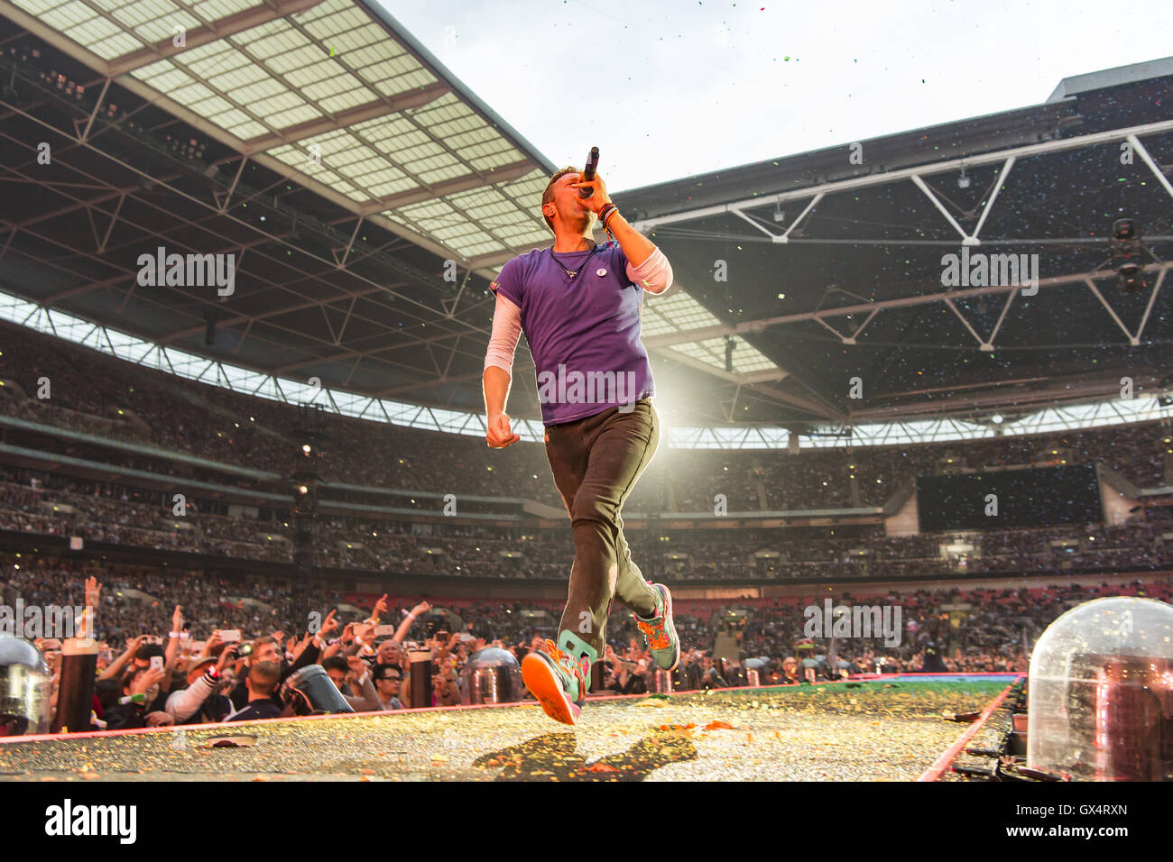 Coldplay performs live with a fantastic light display at Wembley ...