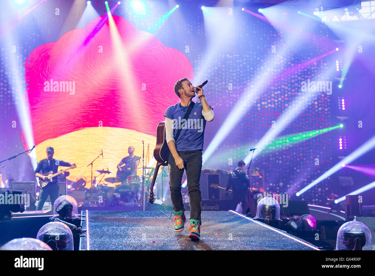 Coldplay performs live with a fantastic light display at Wembley ...