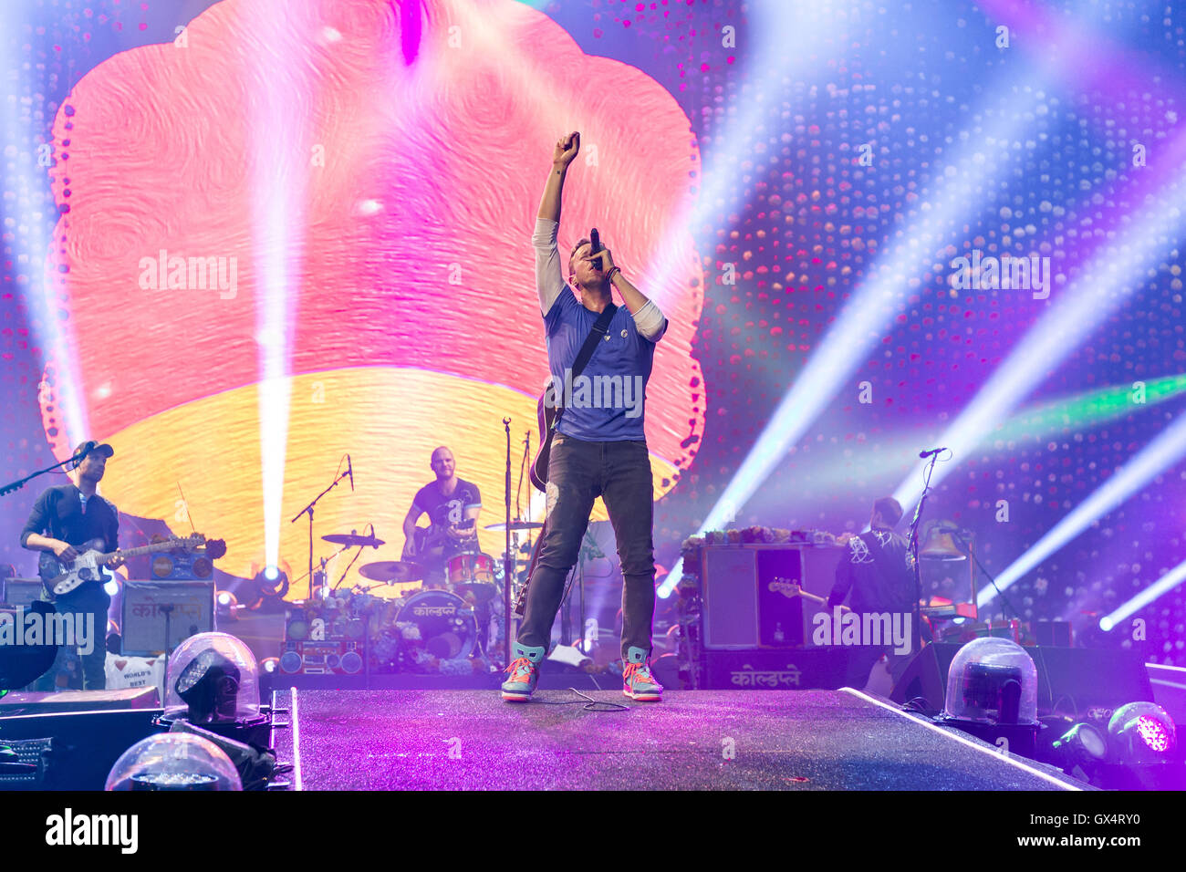 Coldplay performs live with a fantastic light display at Wembley ...