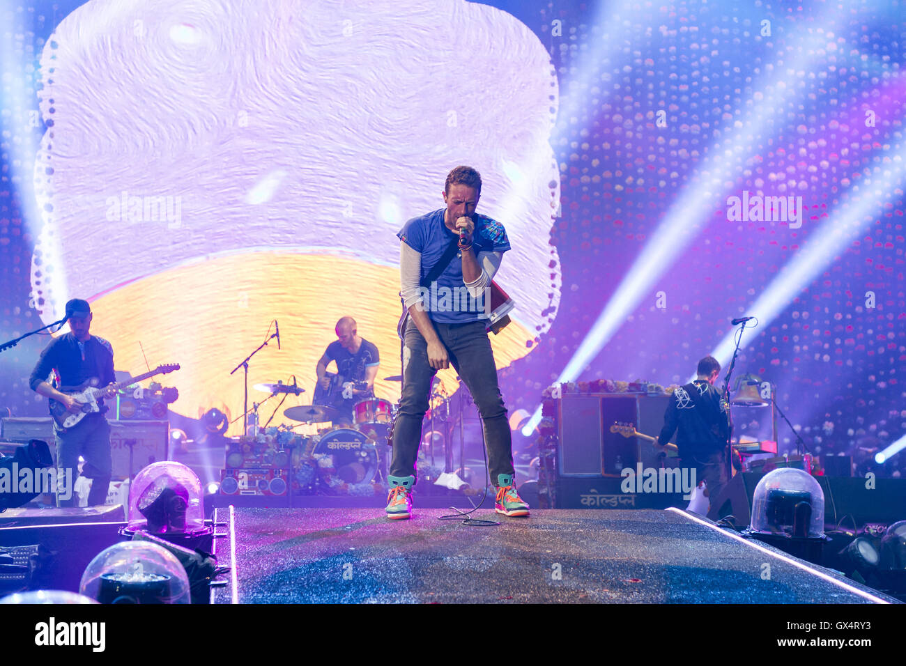 Coldplay performs live with a fantastic light display at Wembley ...