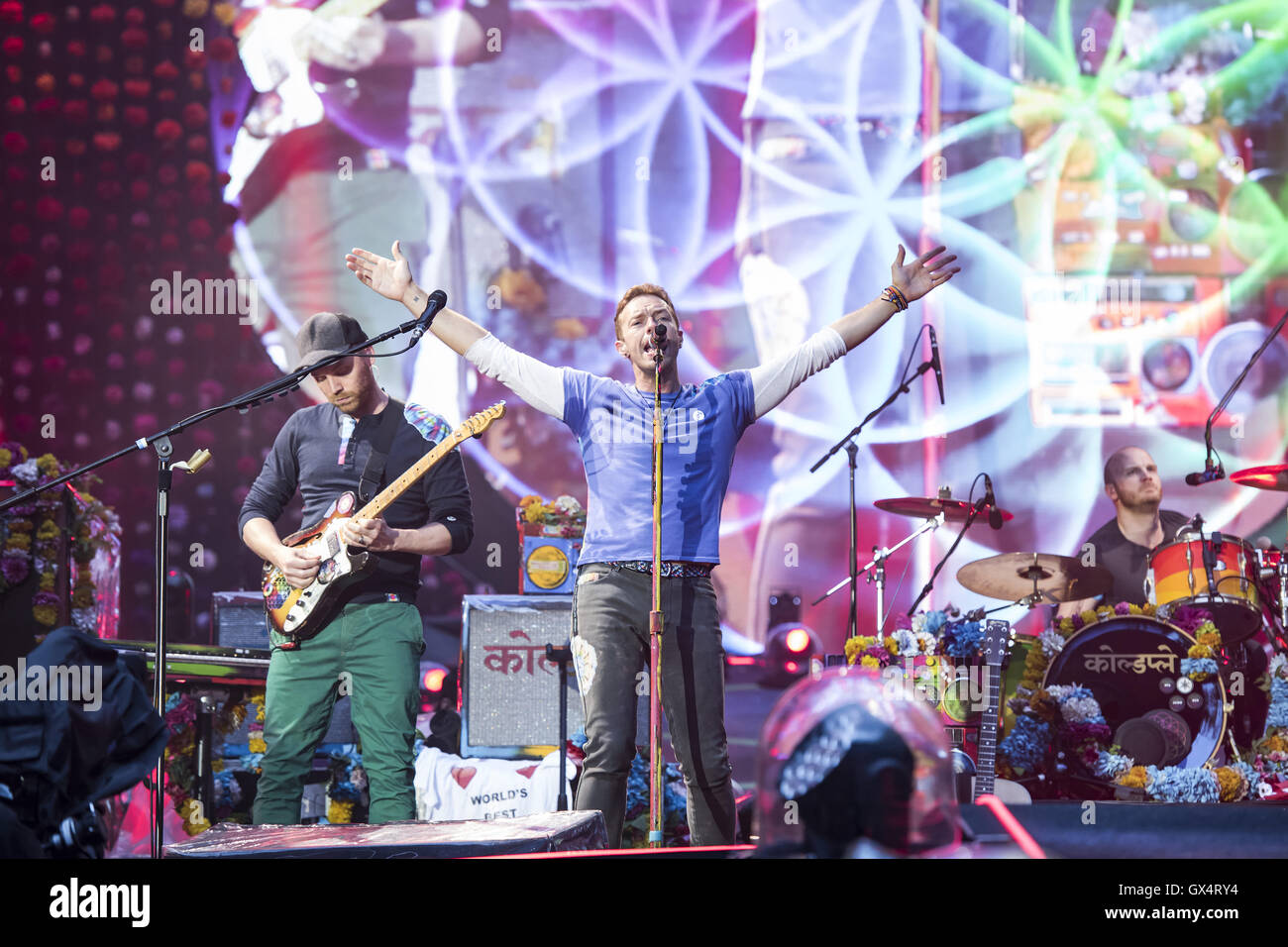 Coldplay performs live with a fantastic light display at Wembley ...