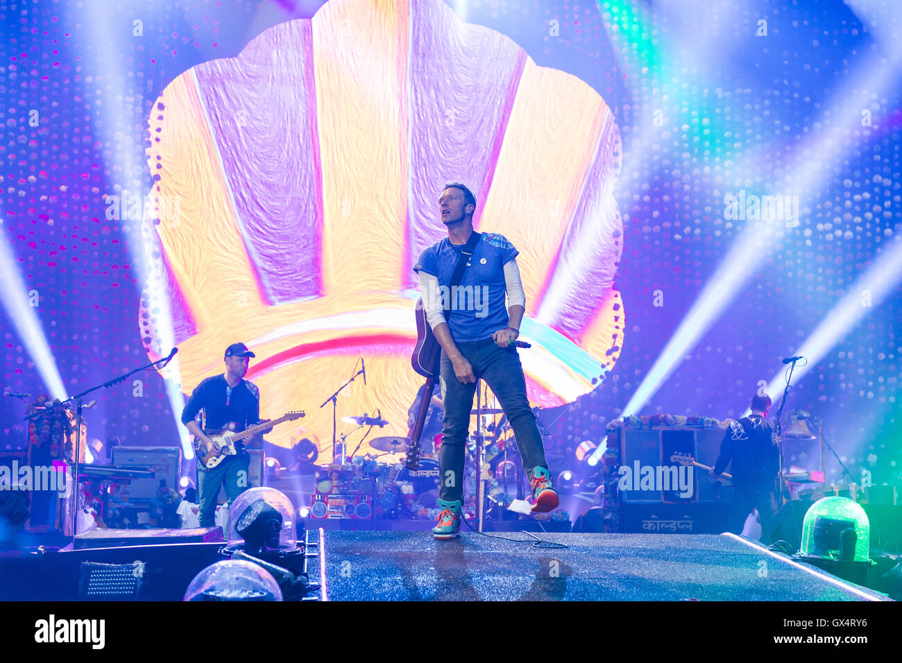 Coldplay performs live with a fantastic light display at Wembley ...