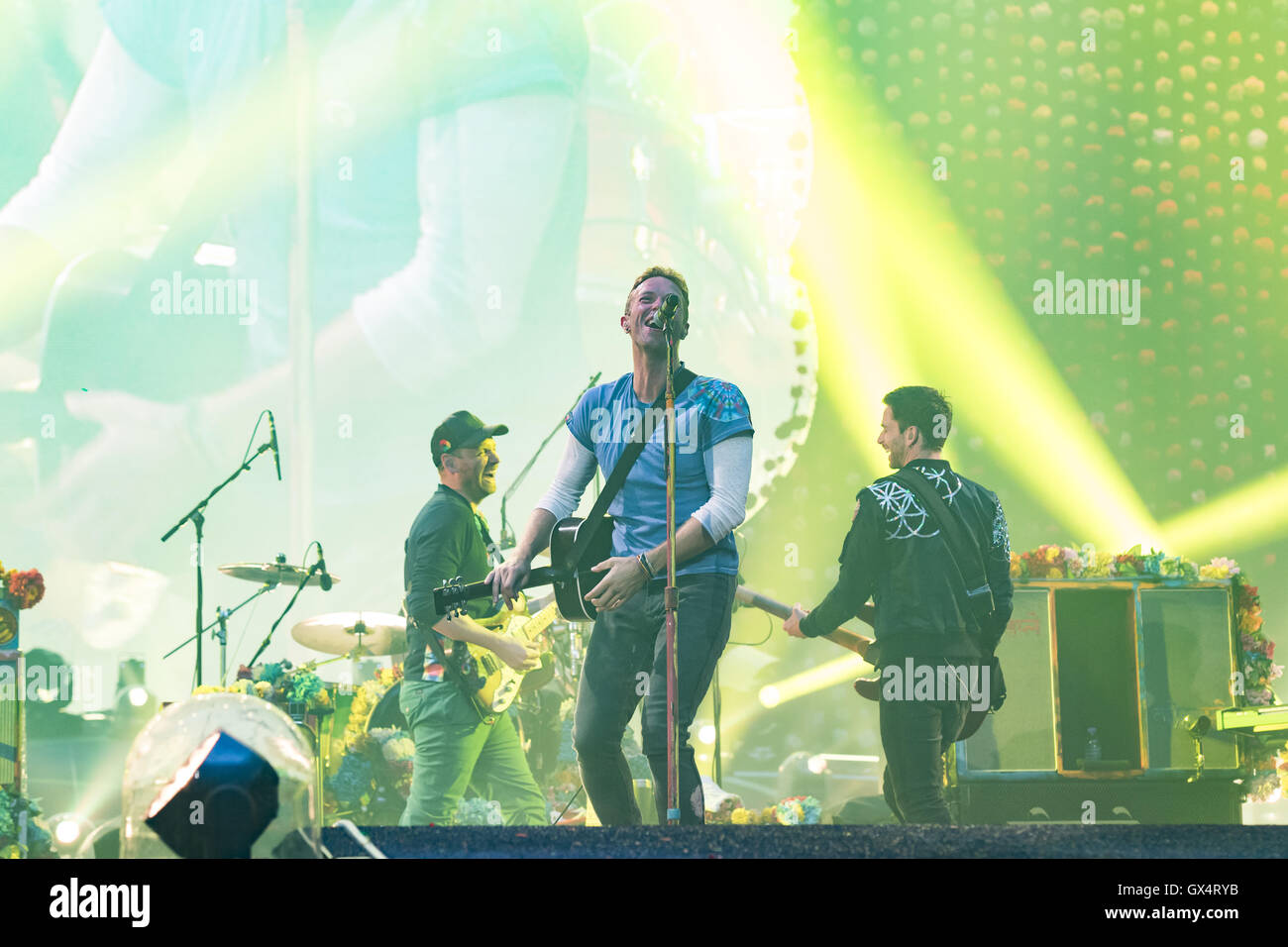 Coldplay performs live with a fantastic light display at Wembley ...