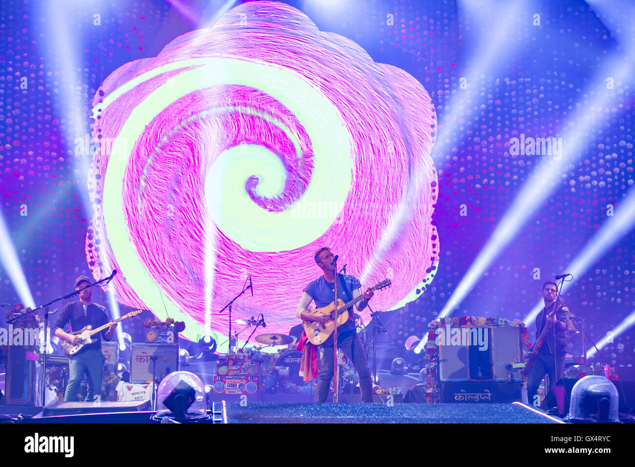 Coldplay performs live with a fantastic light display at Wembley ...