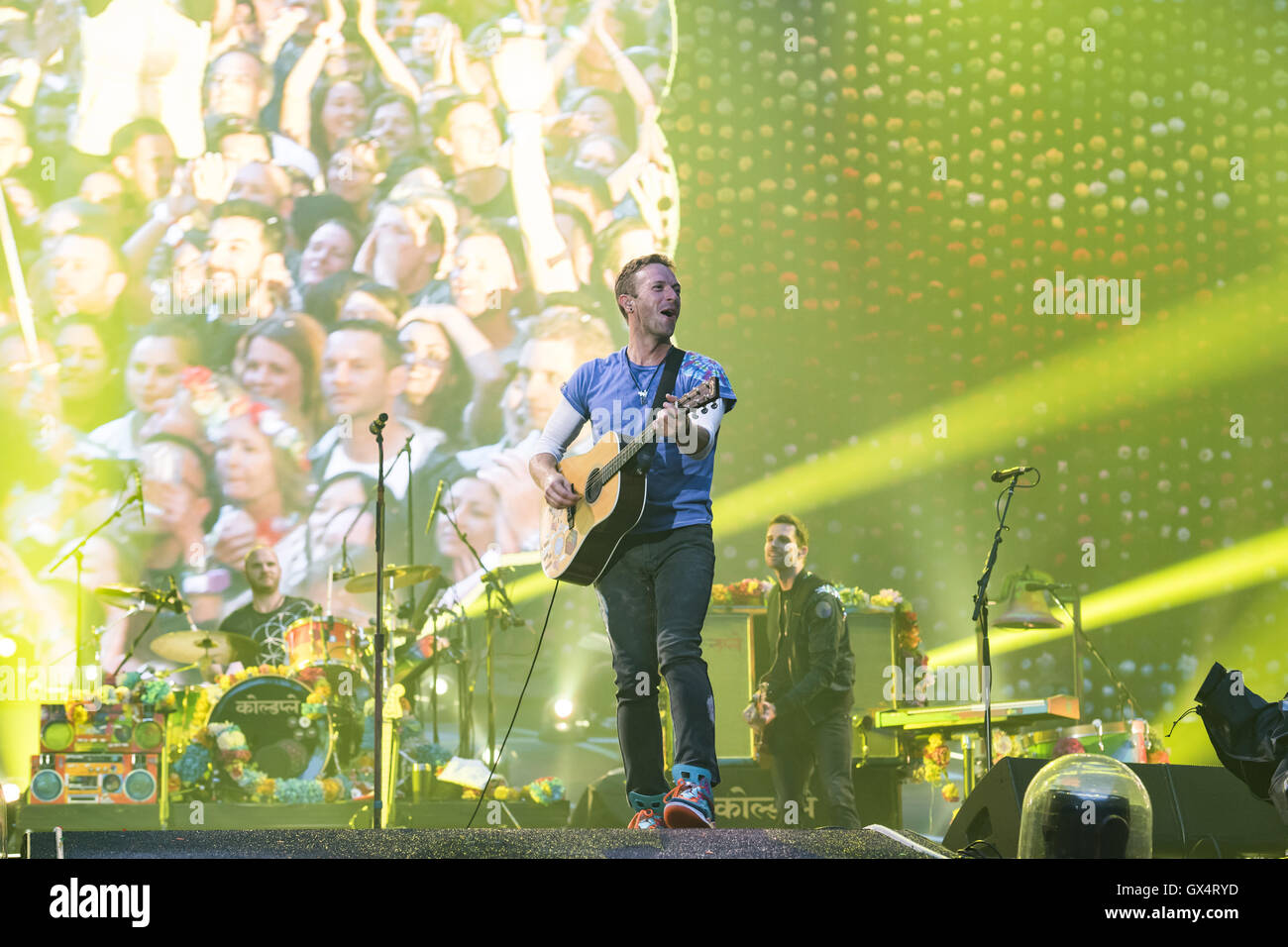 Coldplay performs live with a fantastic light display at Wembley ...