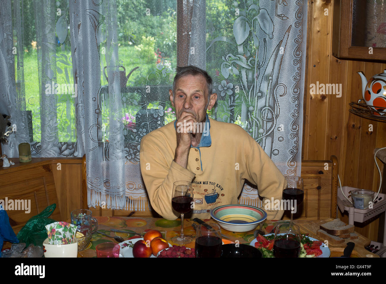 Man sitting alone at dinner table hi-res stock photography and images ...