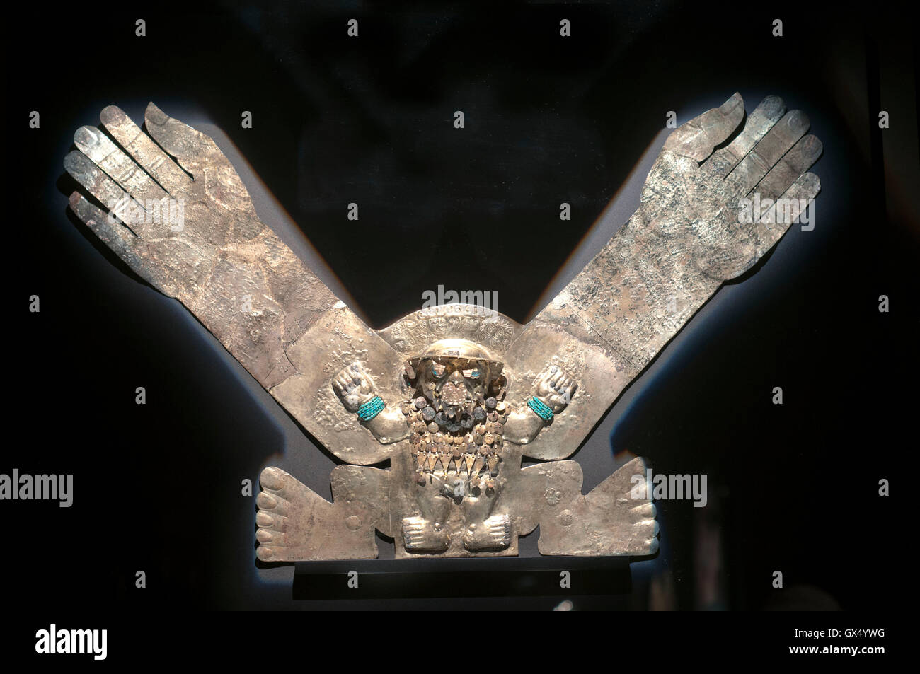 Museum of the Royal Tombs of Sipan. Ornaments and pottery artifacts ...