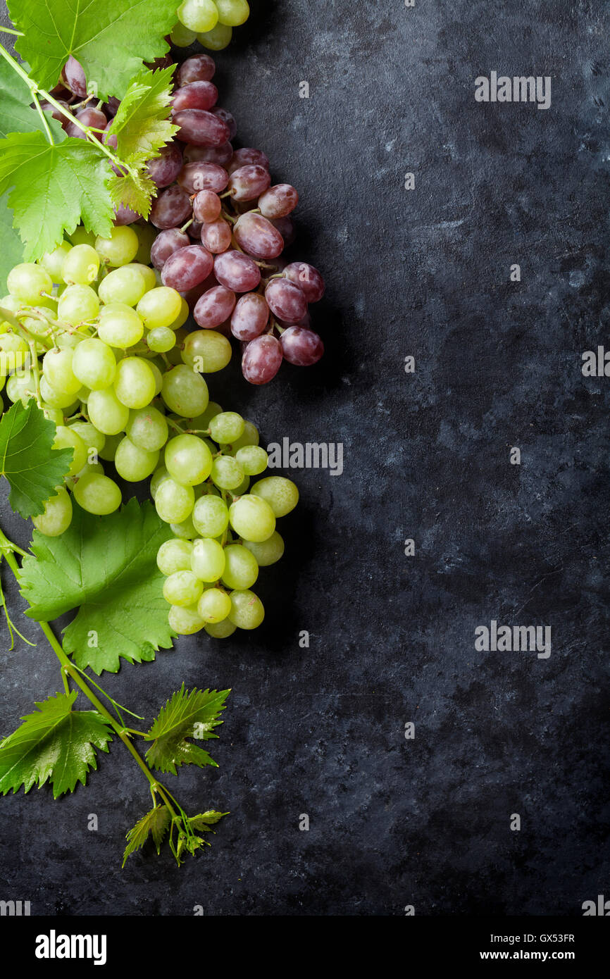 Red and white grapes over stone table. Top view with copy space Stock ...