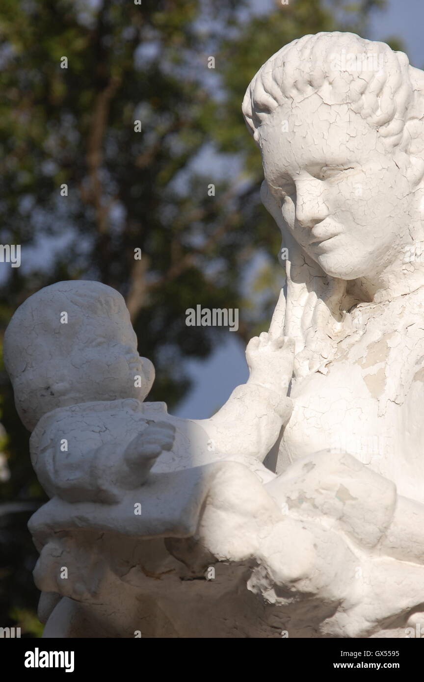 Mother baby sculpture hi-res stock photography and images - Alamy