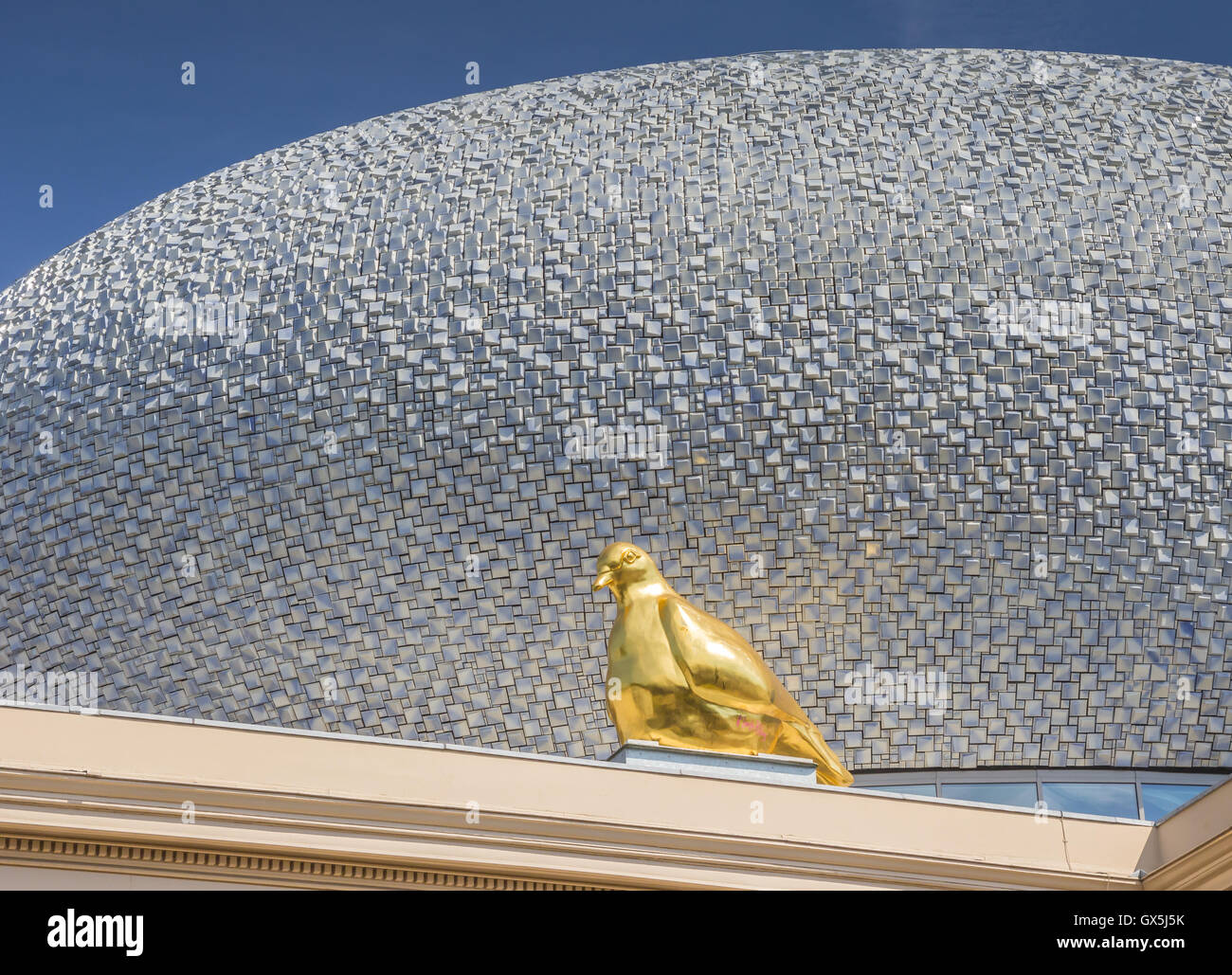 Gold pigeon on the roof of Museum De Fundatie in Zwolle, Holland Stock ...