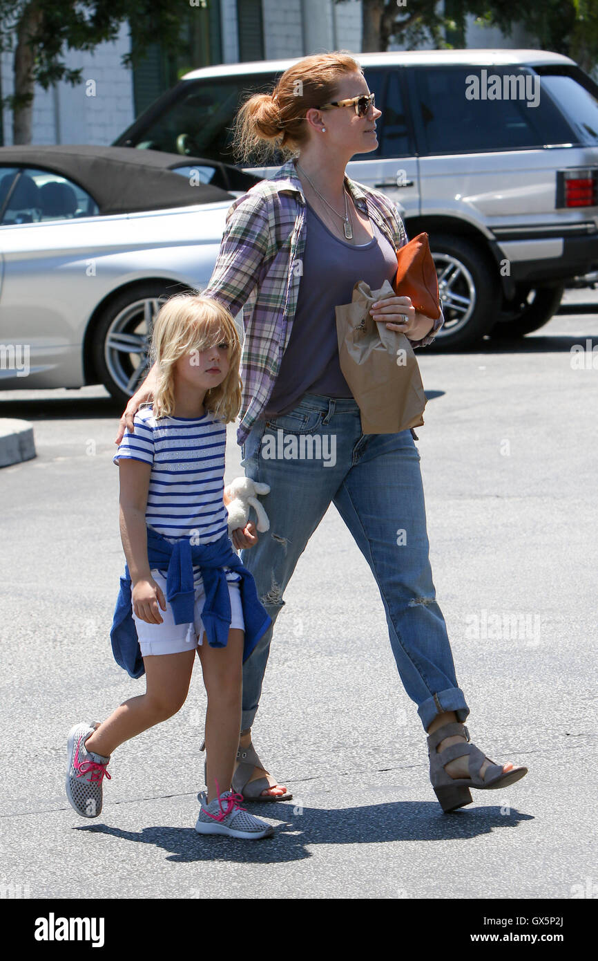 Amy Adams and her husband with their daughter go shopping at Bristol ...