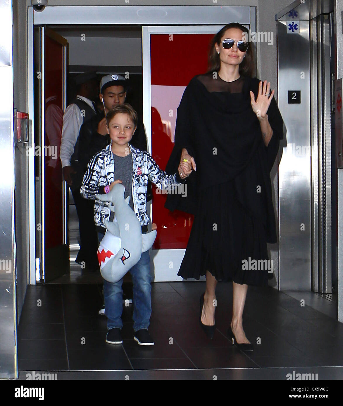 Angelina Jolie arrives at Los Angeles International Airport with kids ...