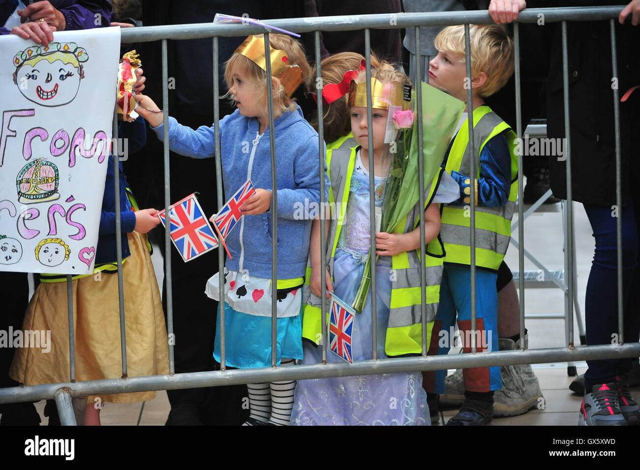 The queen visit liverpool hi-res stock photography and images - Alamy