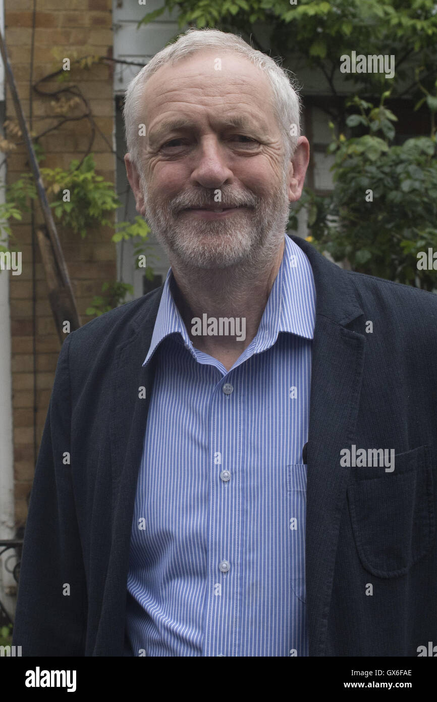 Jeremy corbyn happy hi-res stock photography and images - Alamy