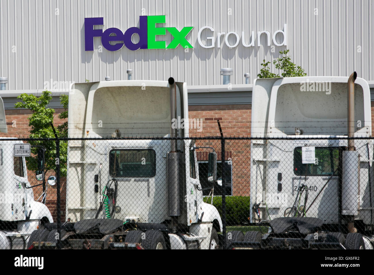 Fedex logo hi-res stock photography and images - Alamy