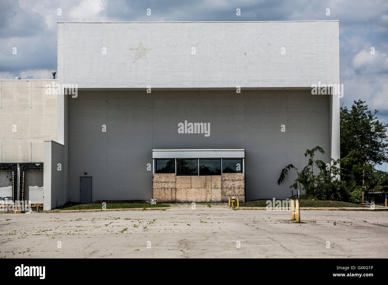 Retail store sign logo hi-res stock photography and images - Alamy