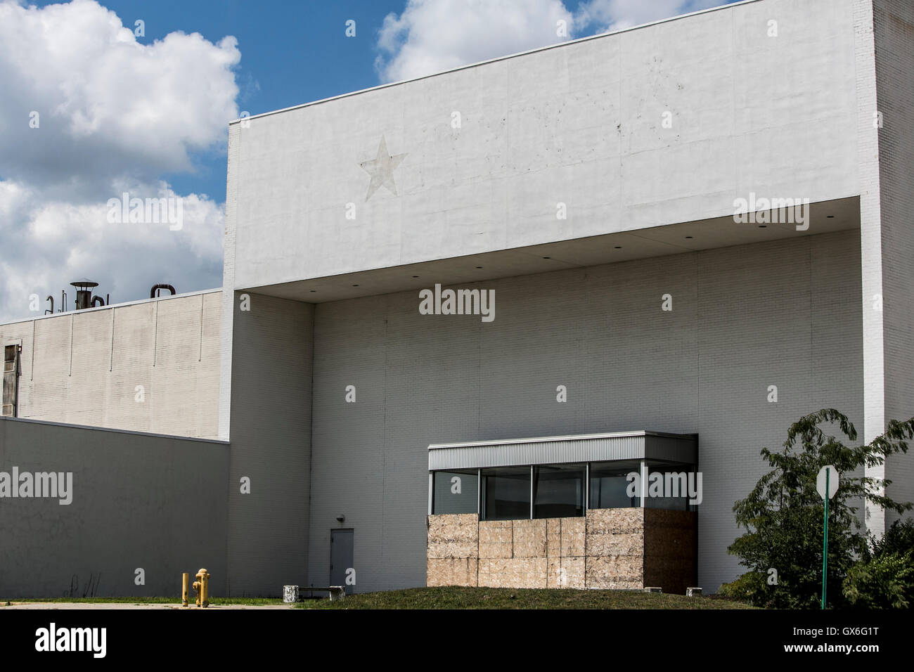 An outline of a logo sign outside of a closed Macy's retail store in ...