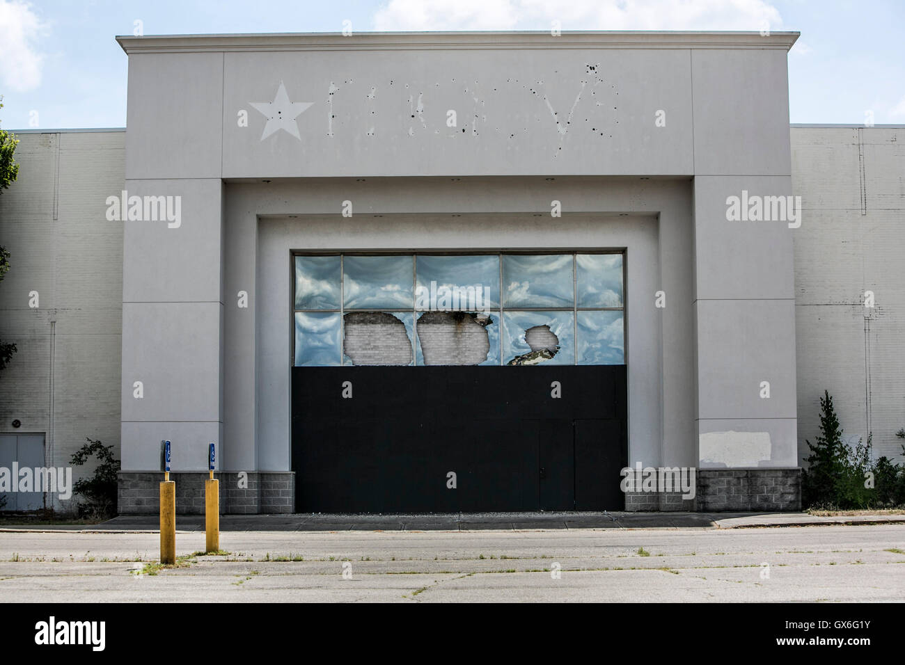 Retail store sign logo hi-res stock photography and images - Alamy