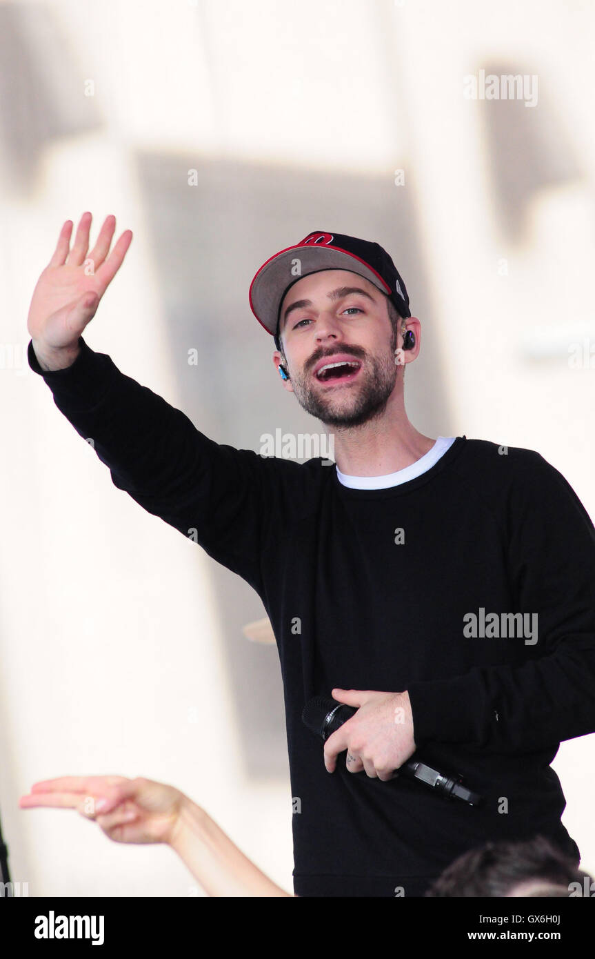 Macklemore & Ryan Lewis performing live on NBC's 'Today' show Featuring ...