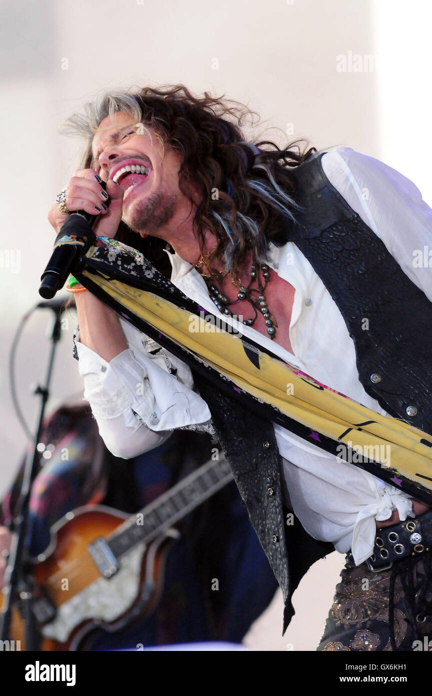 Steven Tyler performs live on NBC's the 'Today' show Featuring: Steven ...