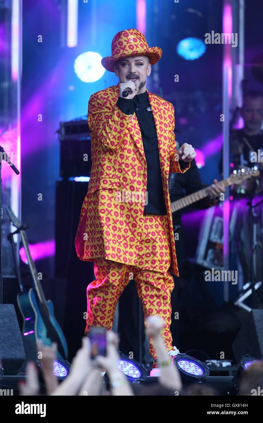 Boy george culture club hi-res stock photography and images - Alamy