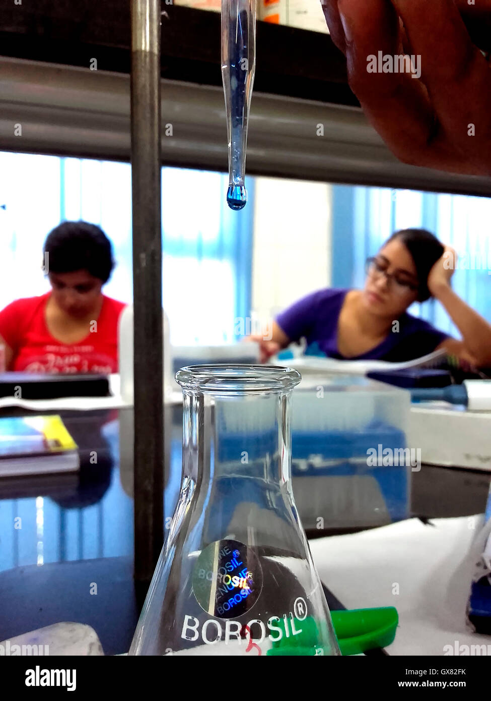 Science students in laboratory hi-res stock photography and images - Alamy