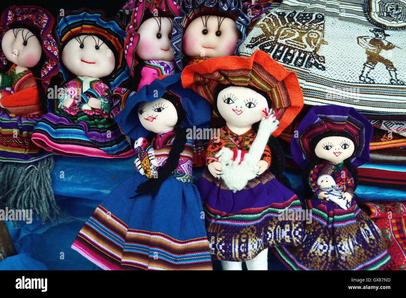 Selling typical dolls in SAPALACHE " Las Huaringas " - HUANCABAMBA ...