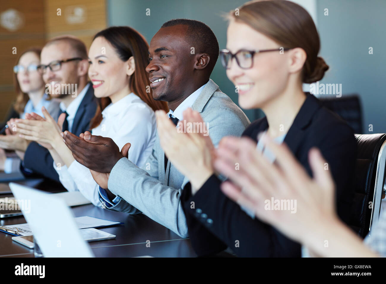 Audience clapping speaker hi-res stock photography and images - Alamy