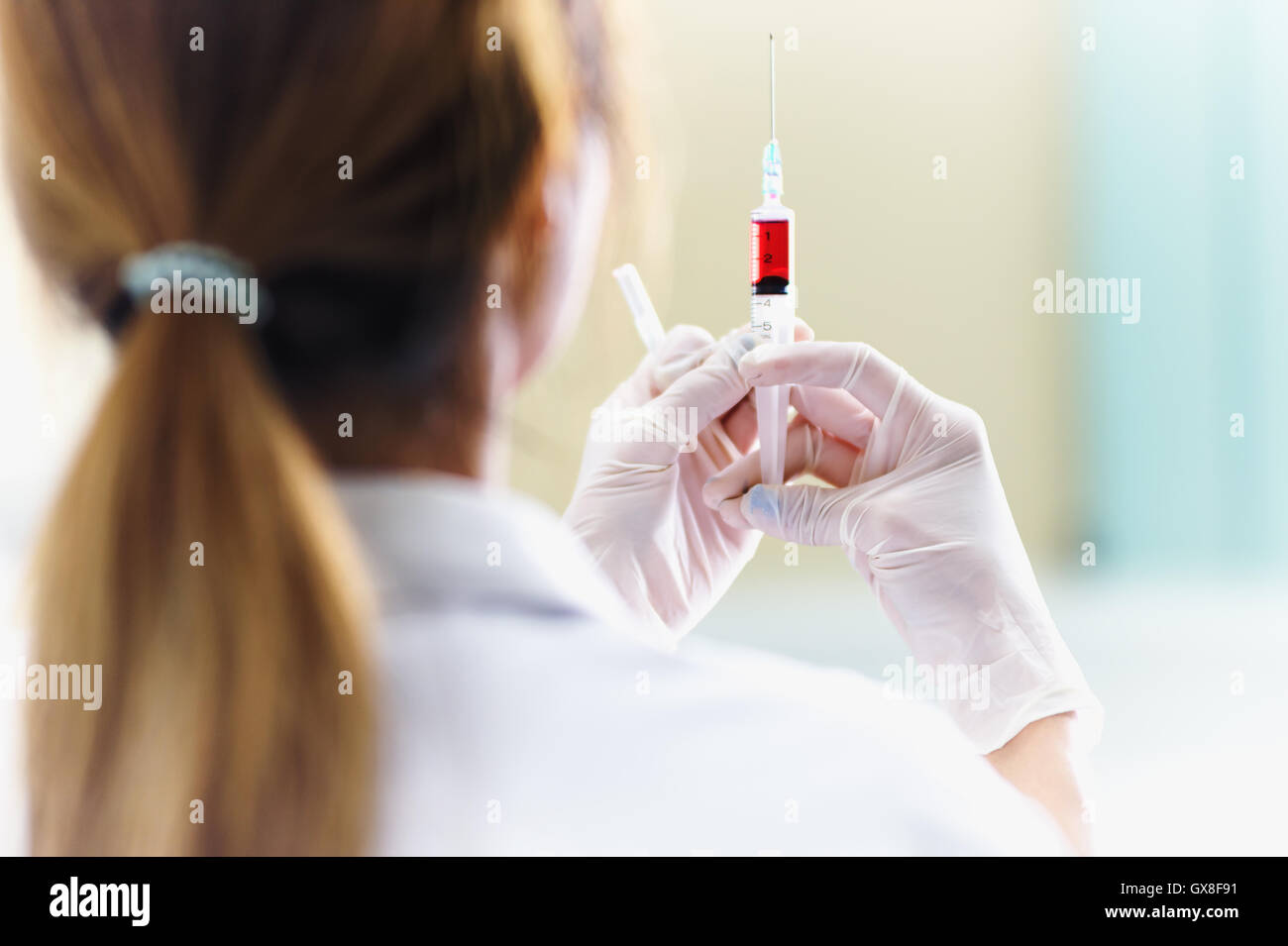 doctor using a syringe Stock Photo - Alamy