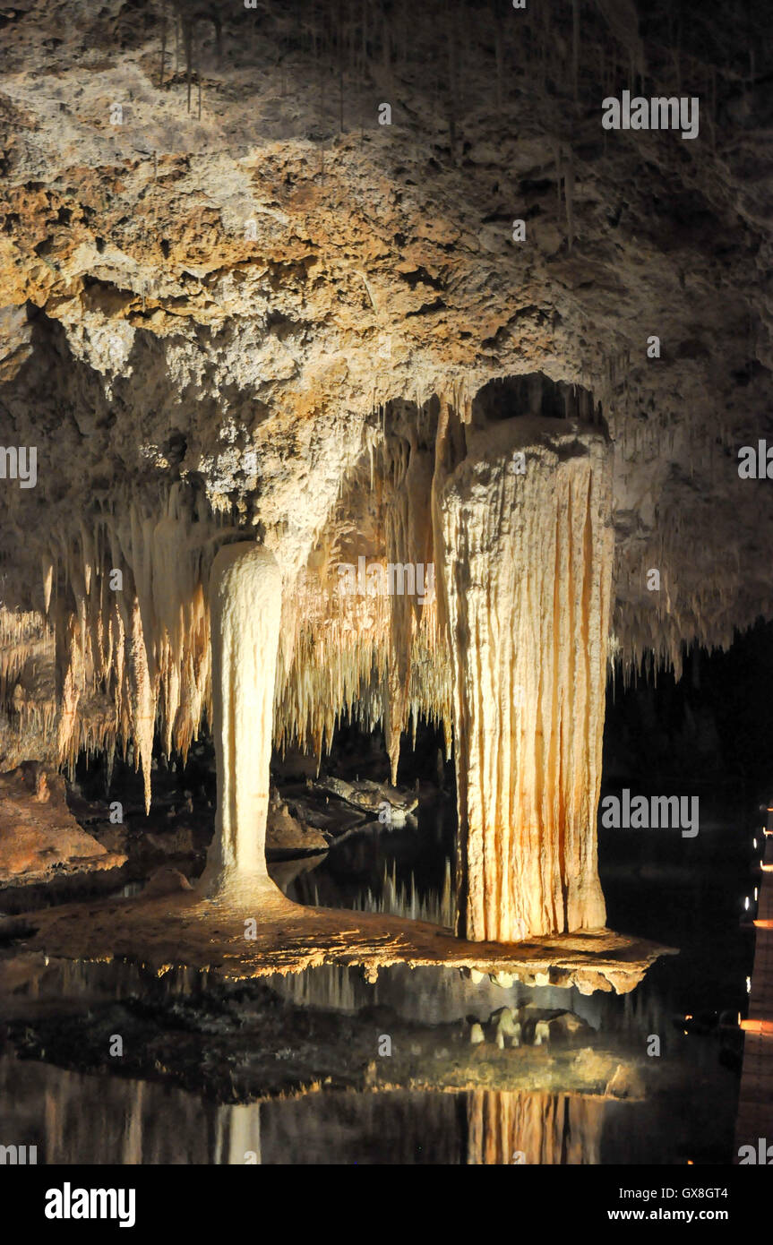 Lake Cave's suspended table formation over permanent underground lake ...