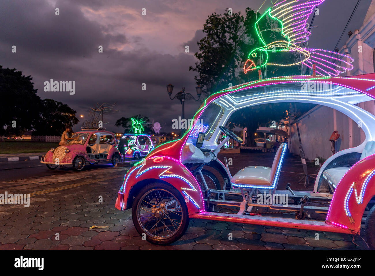 Cars square hi-res stock photography and images - Alamy