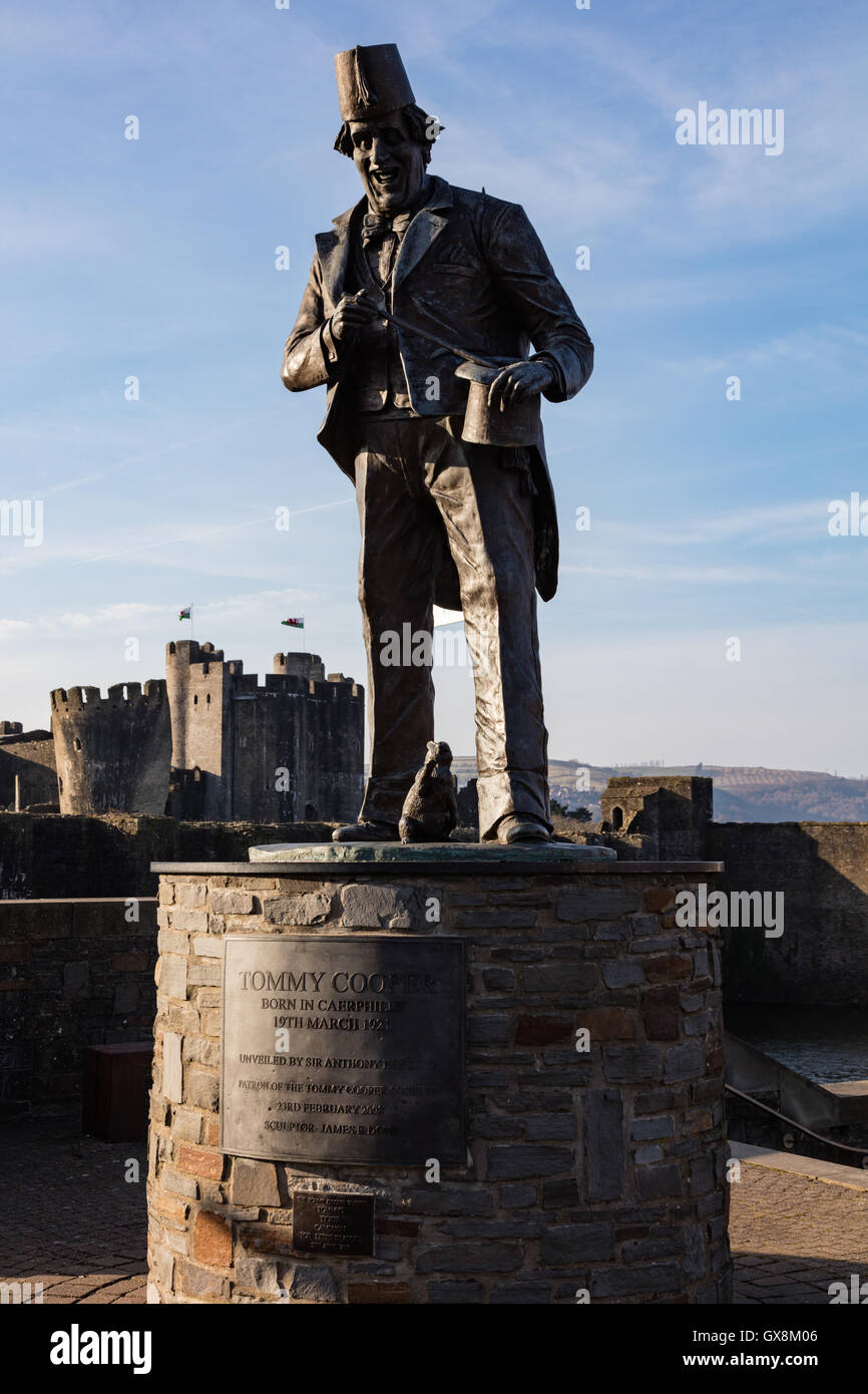 Tommy cooper statue hi-res stock photography and images - Alamy