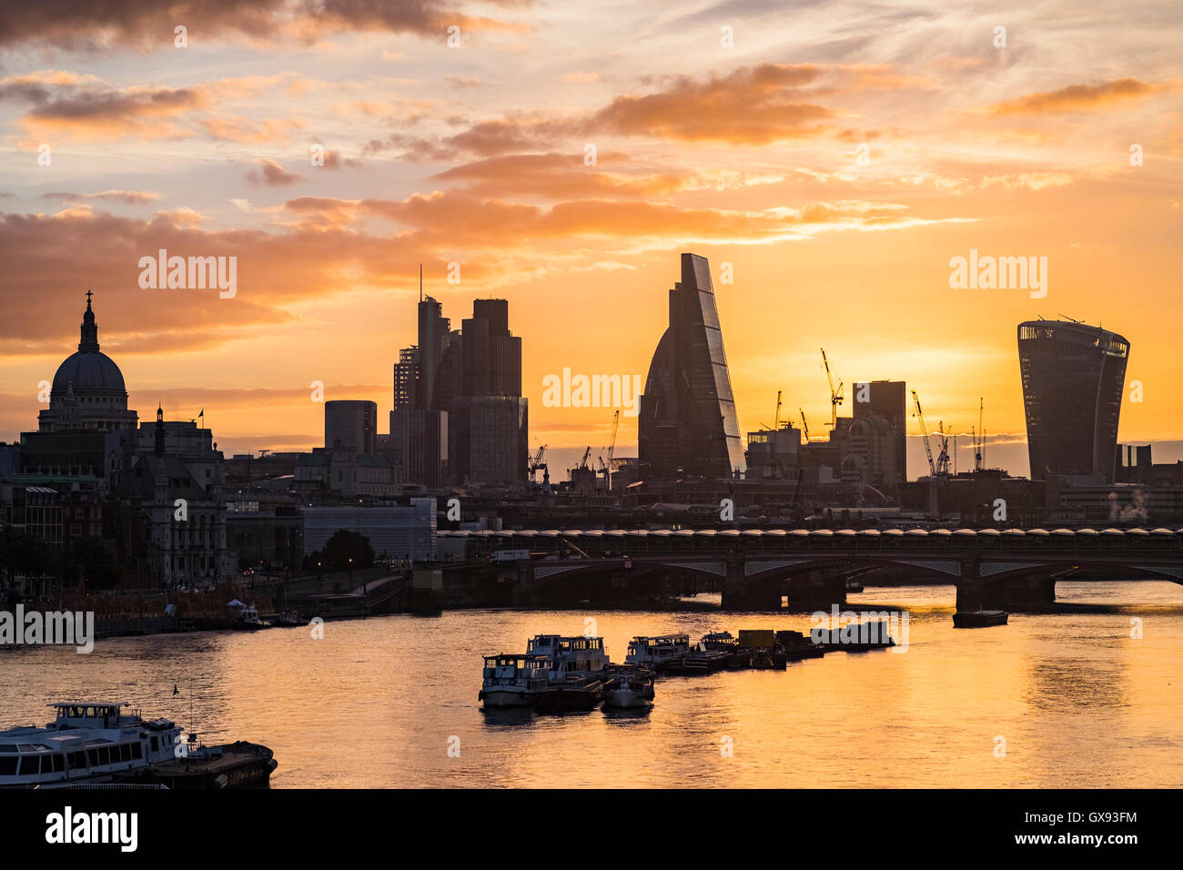 Sunrise over london city hi-res stock photography and images - Alamy