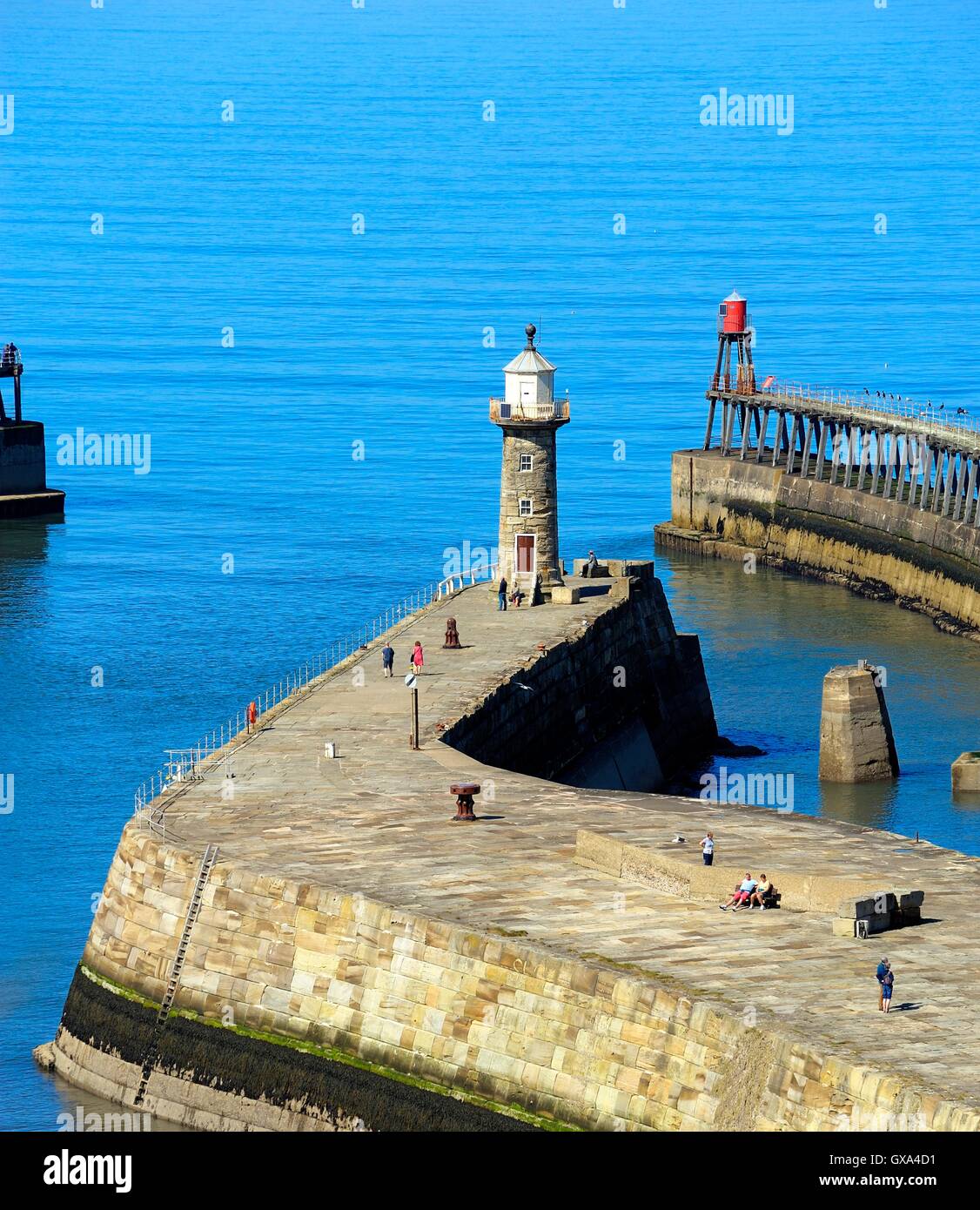 Whitby piers hi-res stock photography and images - Alamy