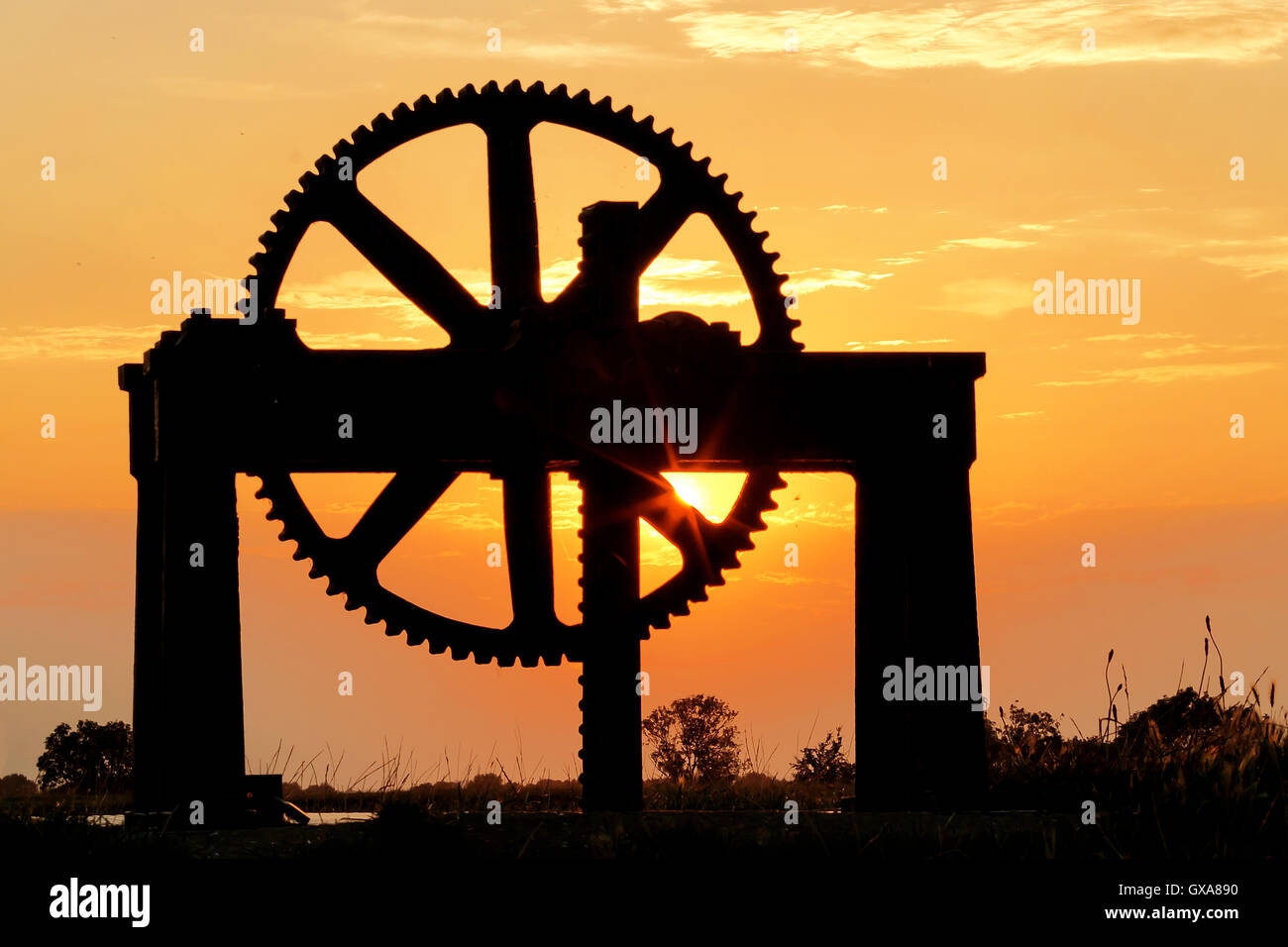 Sluice wheel at Startops reservoir in Marsworth at sunset Stock Photo ...