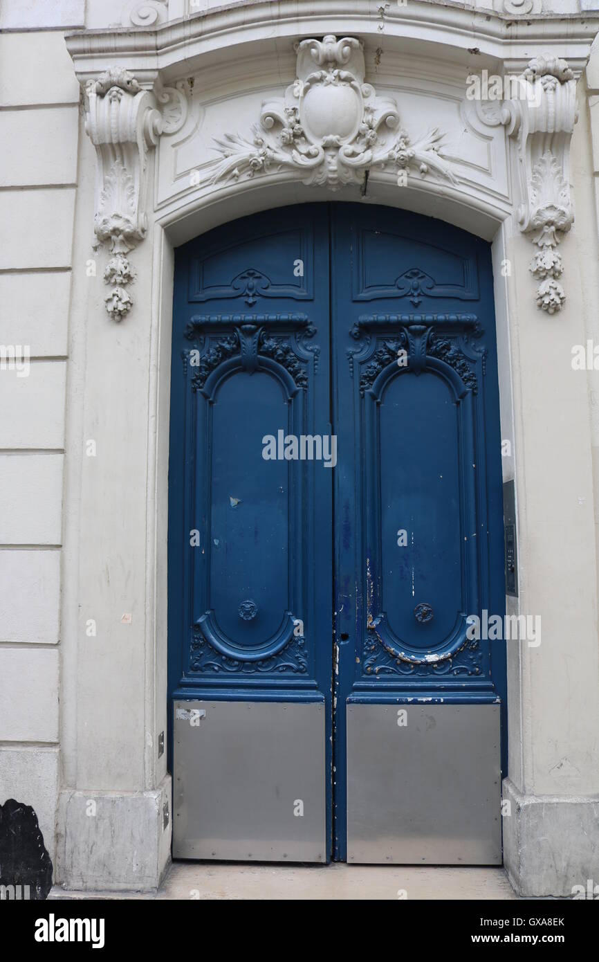 Paris blue door hi-res stock photography and images - Alamy