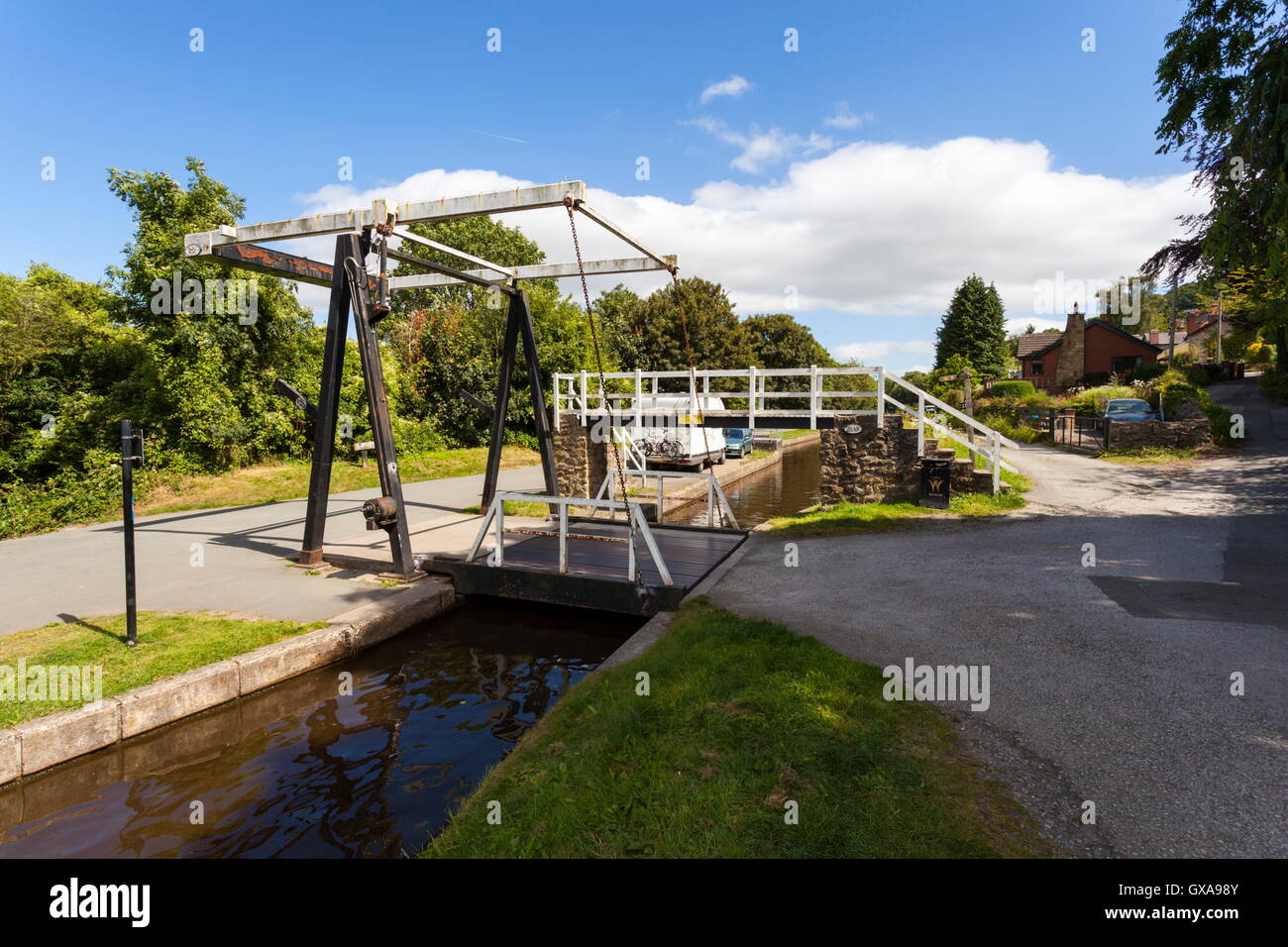 A hydraulic lift bridge on the Llangollen canal, Froncysyllte Stock ...