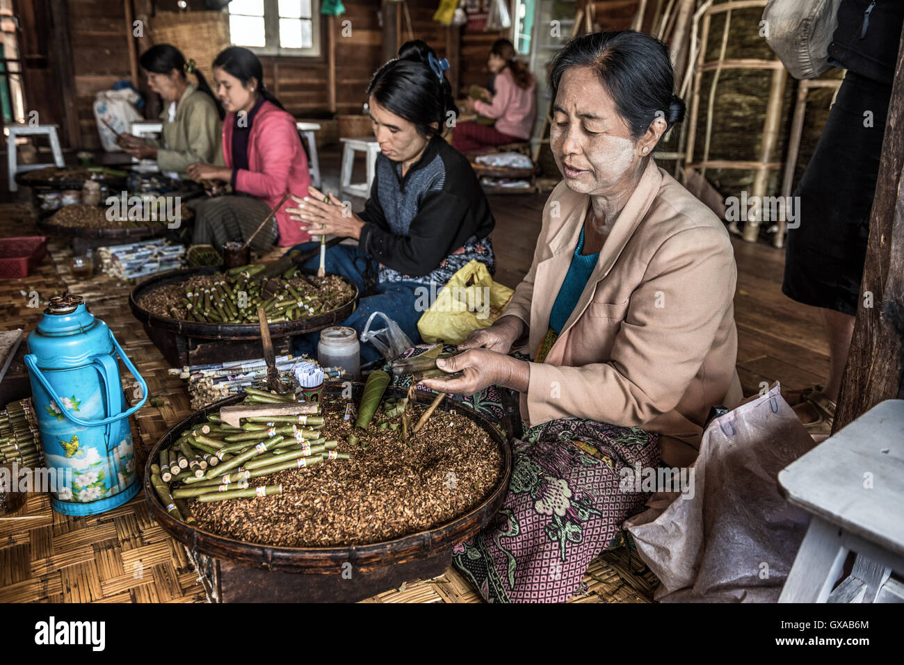 Cigar production hi-res stock photography and images - Alamy