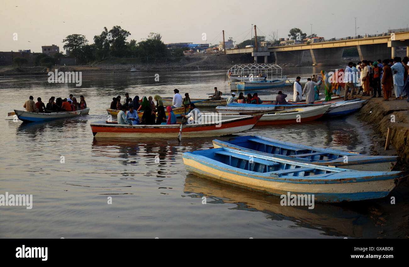 Lahore, Pakistan. 15th Sep, 2016. Pakistani people boating at river ...