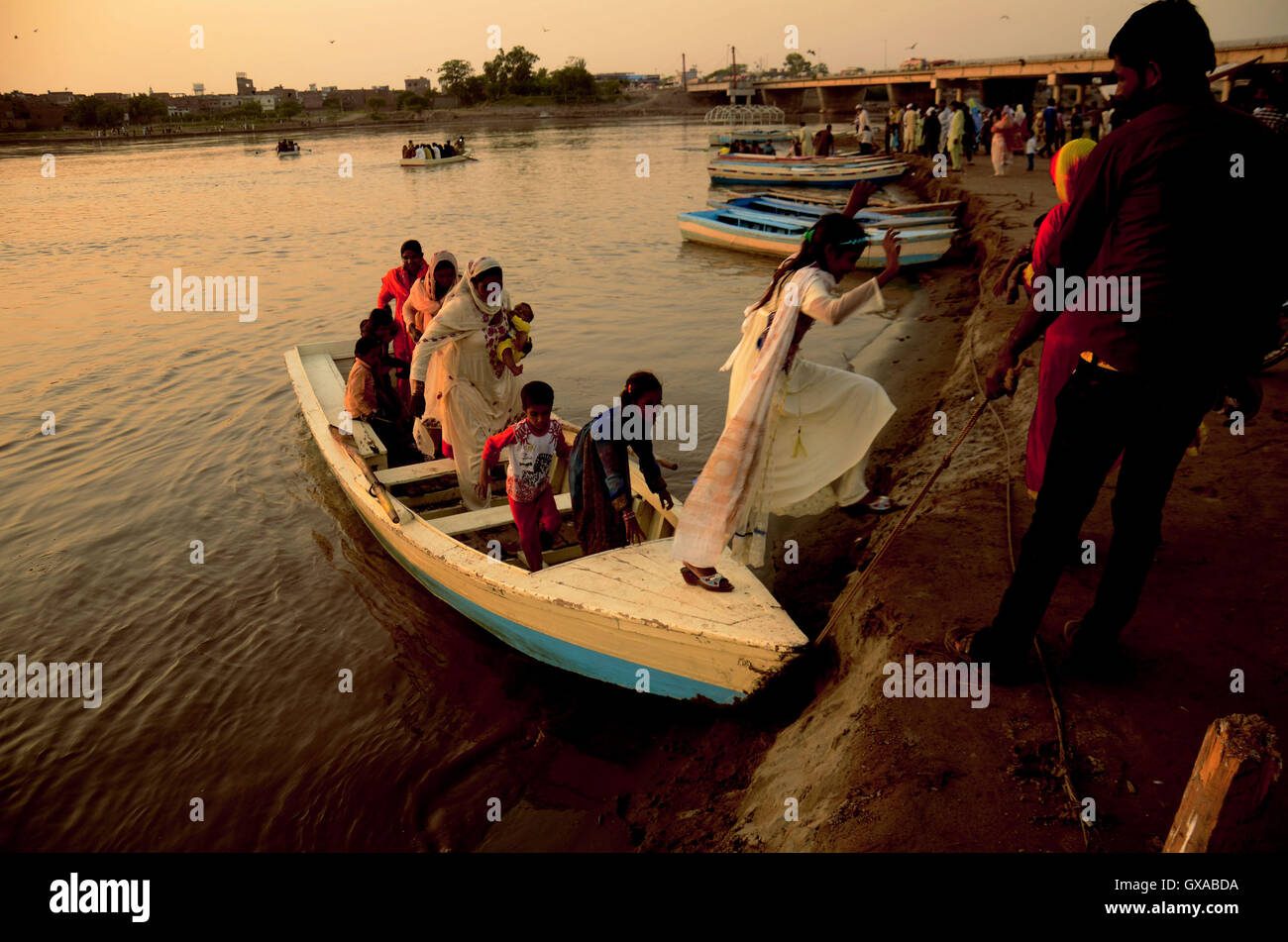 Lahore, Pakistan. 15th Sep, 2016. Pakistani people boating at river ...