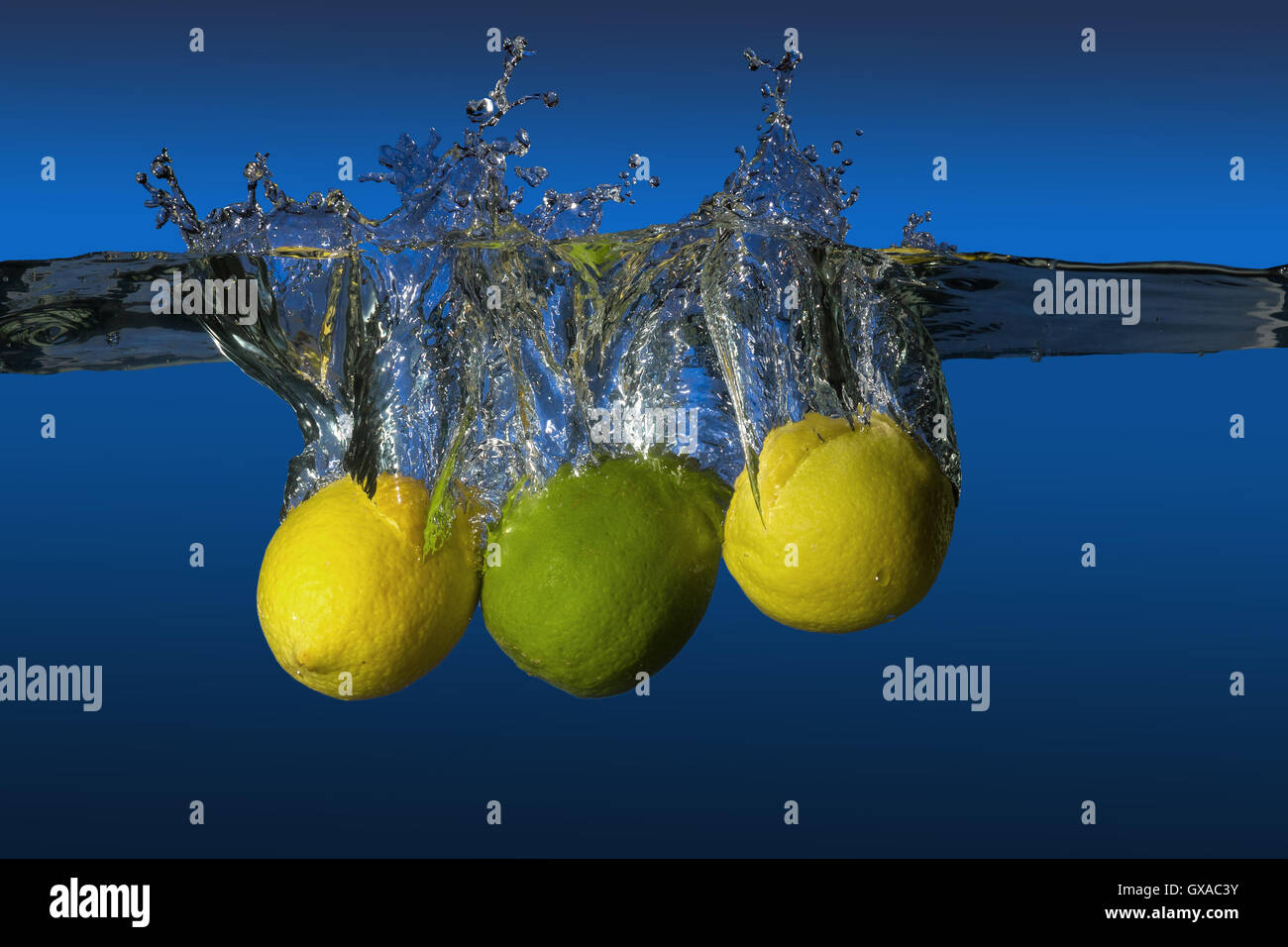 Lemons dropped in water hi-res stock photography and images - Alamy